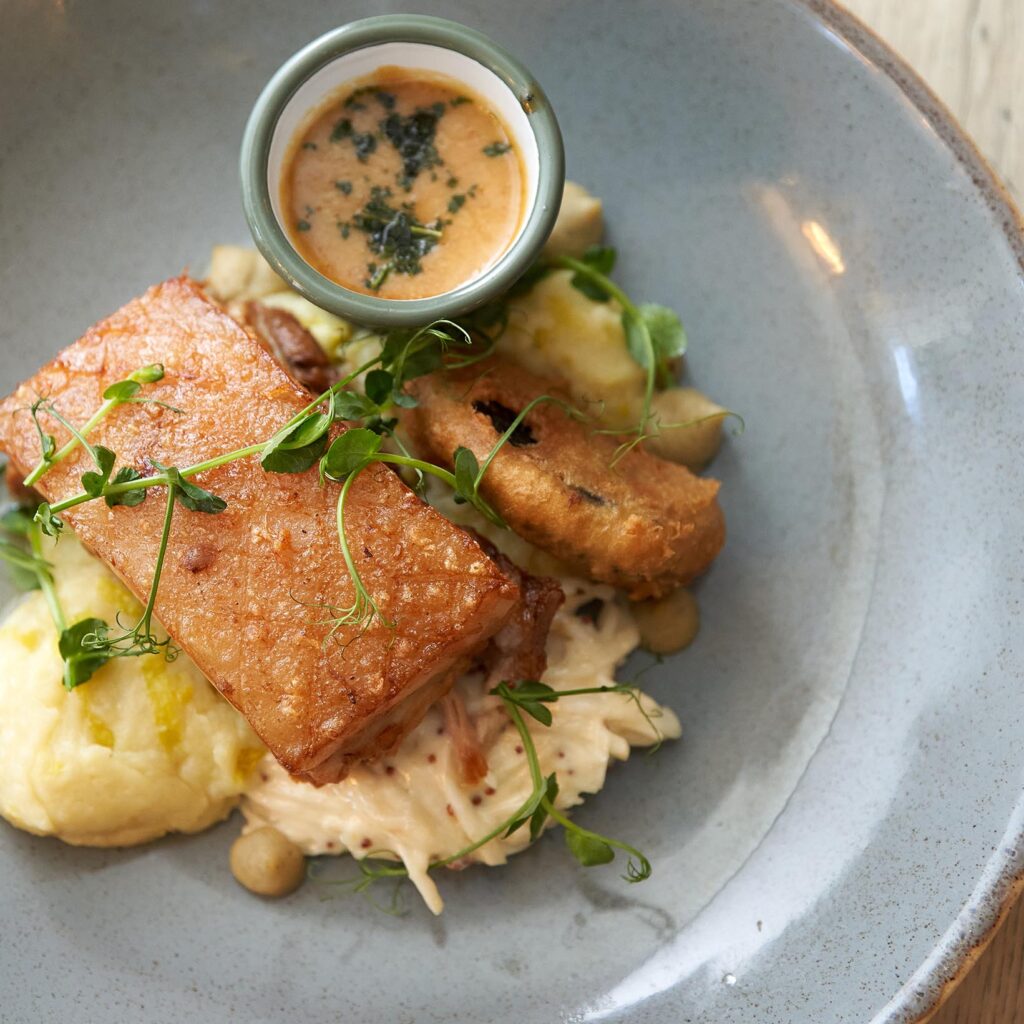 Picturesque Waterside Dining | The Bugle: Ideal Collection